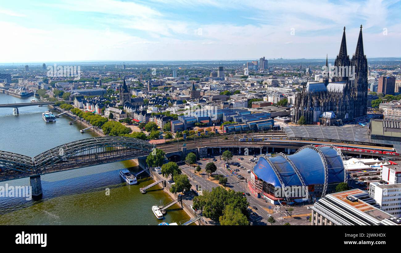 Cologne cathedral and cologne central station -Fotos und -Bildmaterial ...