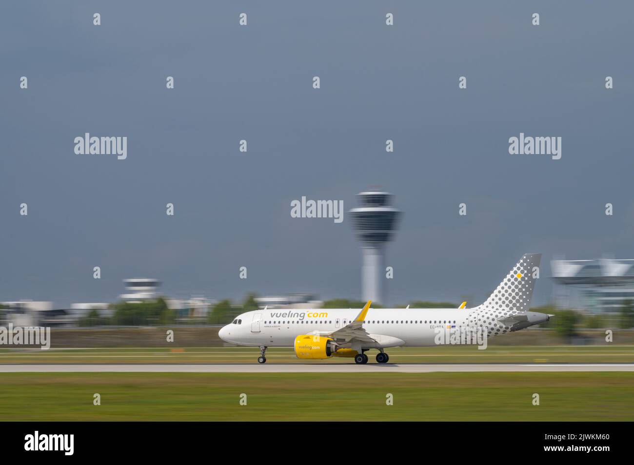 München, Deutschland - August 26. 2022 : Vueling Airbus A320-271N mit ...