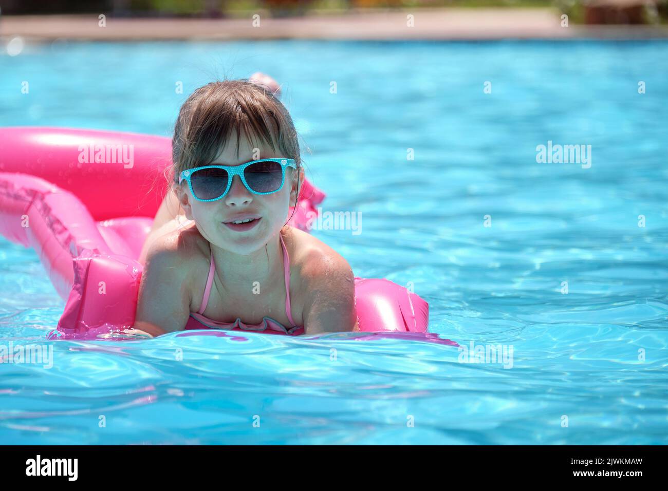 Kleine mädchen badeanzug luftmatratze -Fotos und -Bildmaterial in hoher Auflösung – Alamy