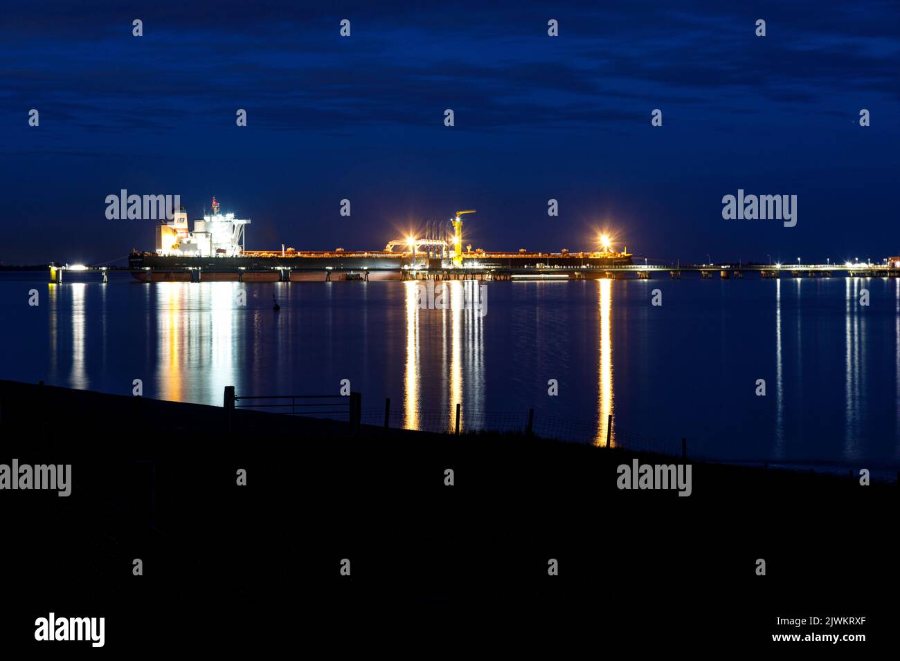 Rohöltanker Landbridge Prosperity am NWO-Entladungssteg in der Jade Bay ...