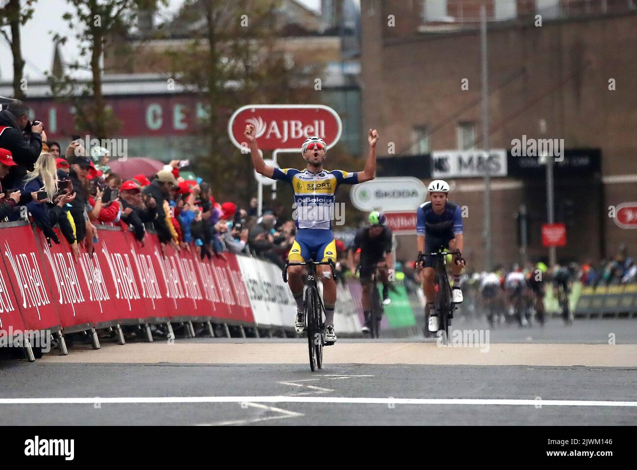 Kamiel Bonneu von Team SVB feiert die siegreiche dritte Etappe der AJ ...