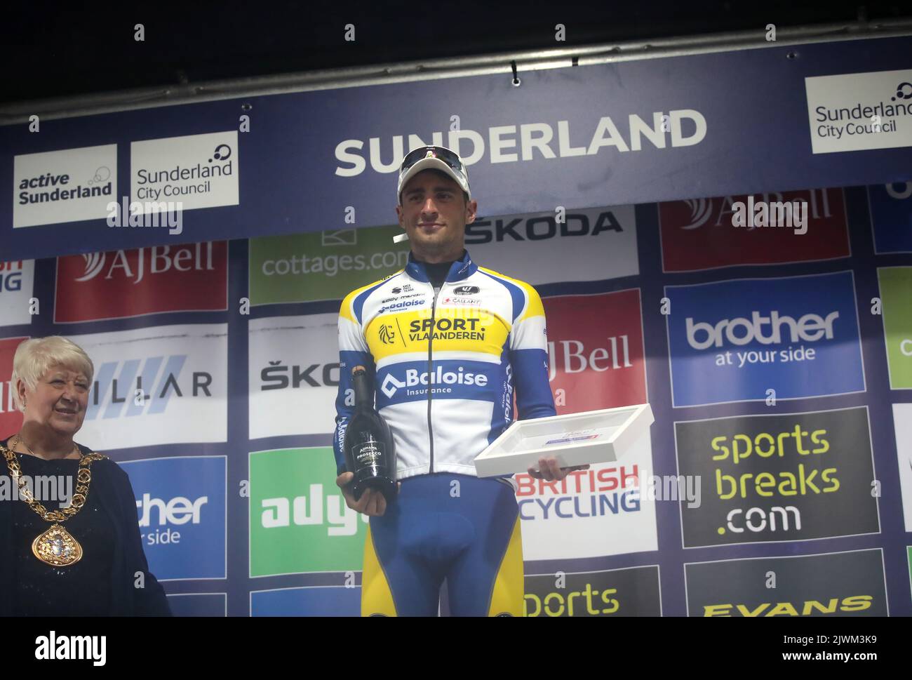Kamiel Bonneu vom Team SVB auf dem Podium, nachdem er die dritte Etappe ...
