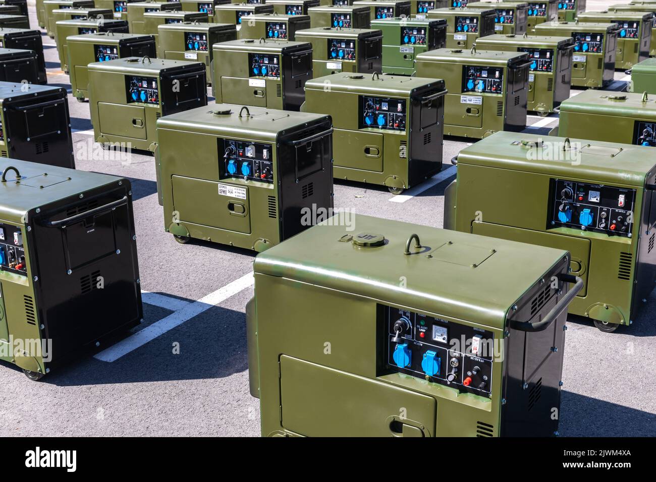 Kiew, Ukraine. 30. August 2022. 80 leistungsstarke Generatoren im Wert ...