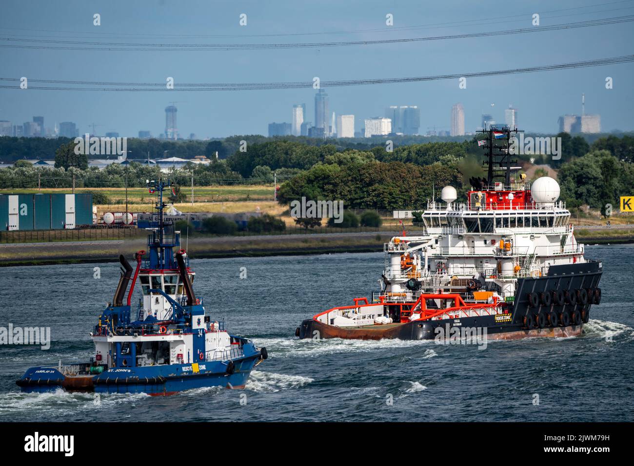 Schiffsverkehr auf der Maas, Höhe Hoek van Holland, Arbeitsschiff Kolga ...