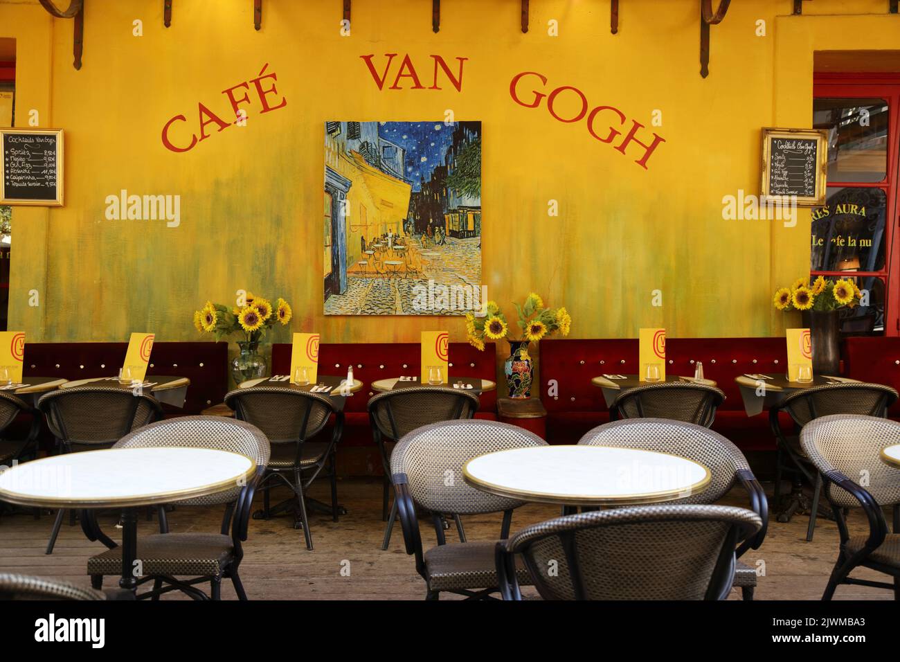 ARLES, FRANKREICH - 1. OKTOBER 2021: Besucher besuchen das Cafe Van ...