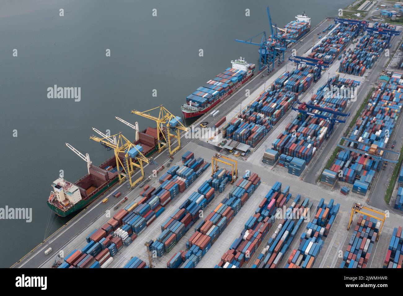 Nachodka, Russland - 5. August 2022: Stapel von Containern und ...