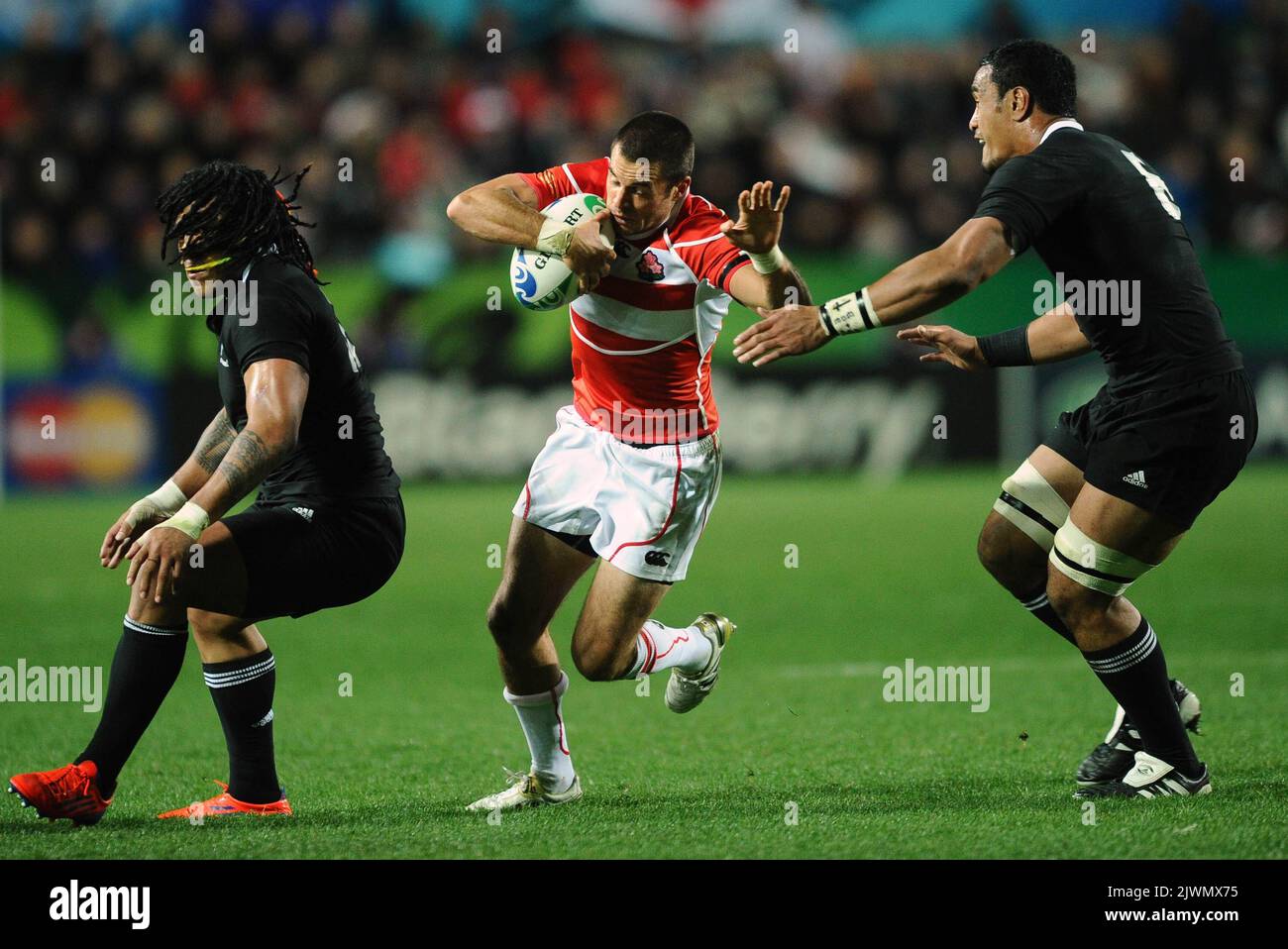 Murray Williams aus Japan (Mitte) lebt mit Ma'a Nonu und Jerome Kaino ...