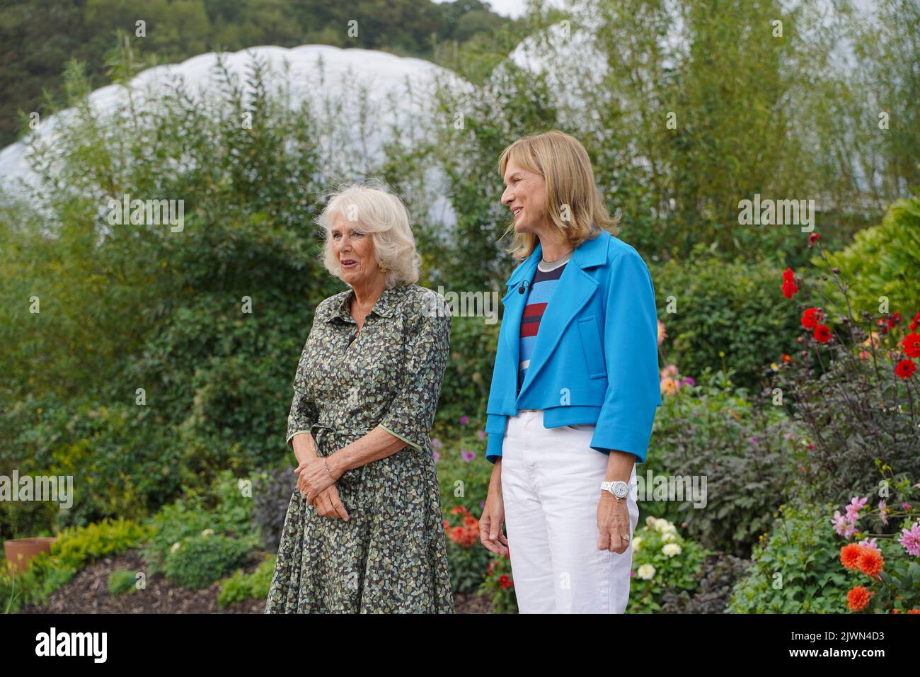 Die Herzogin von Cornwall (links) mit BBC-Moderatorin Fiona Bruce bei ...