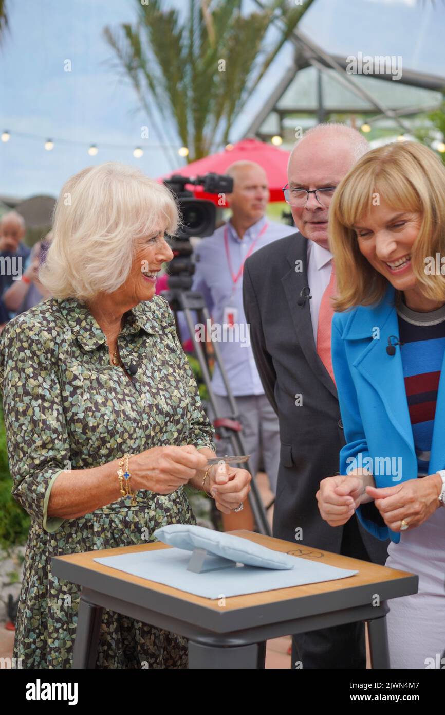 Die Herzogin von Cornwall (links) mit BBC-Moderatorin Fiona Bruce bei ...