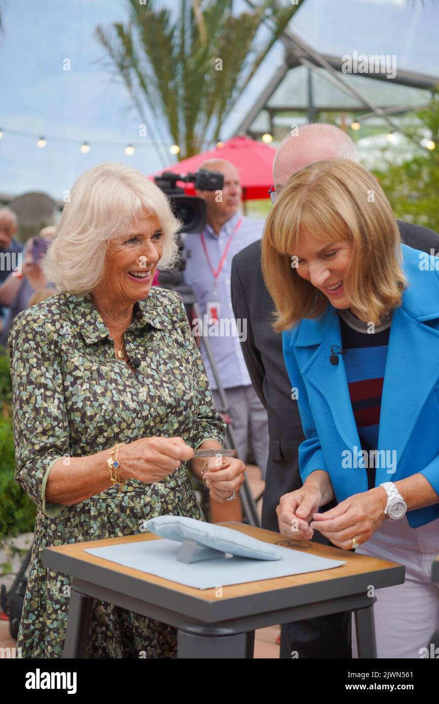 Die Herzogin von Cornwall (links) mit BBC-Moderatorin Fiona Bruce bei ...