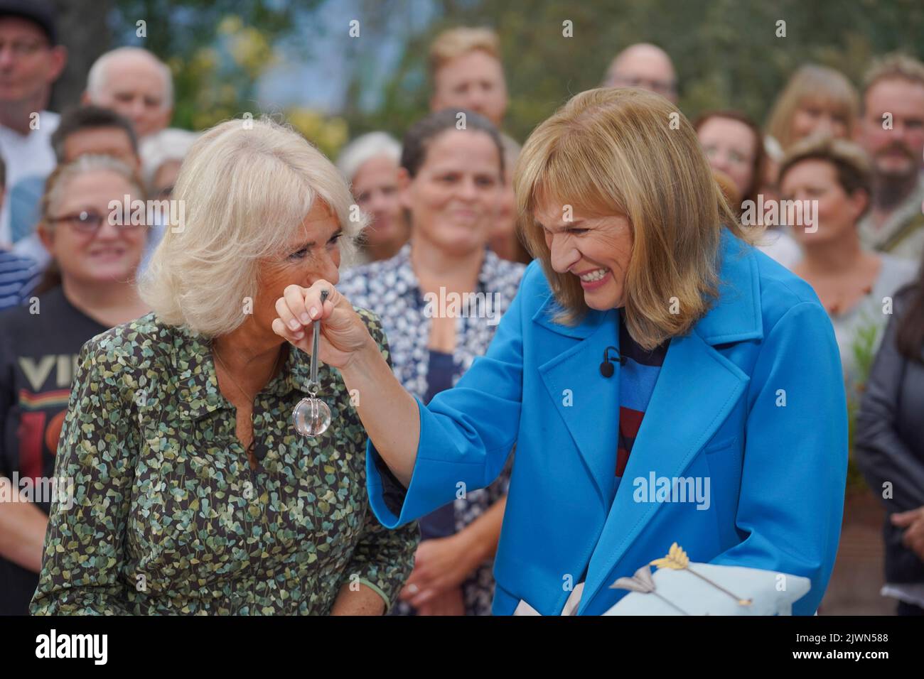 Die Herzogin von Cornwall (links) mit BBC-Moderatorin Fiona Bruce bei ...