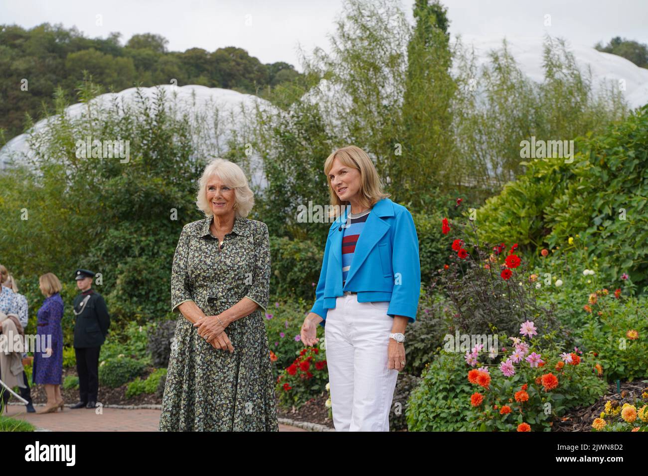 Die Herzogin von Cornwall (links) mit BBC-Moderatorin Fiona Bruce bei ...