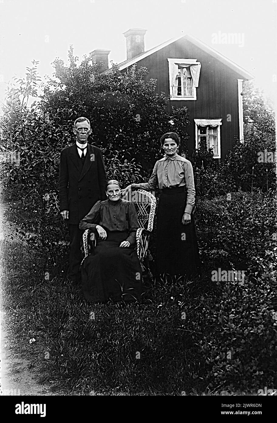 Växbo: David Edlund und Ingrid Edlund, die Mutter von Ingrid, sitzt auf ...