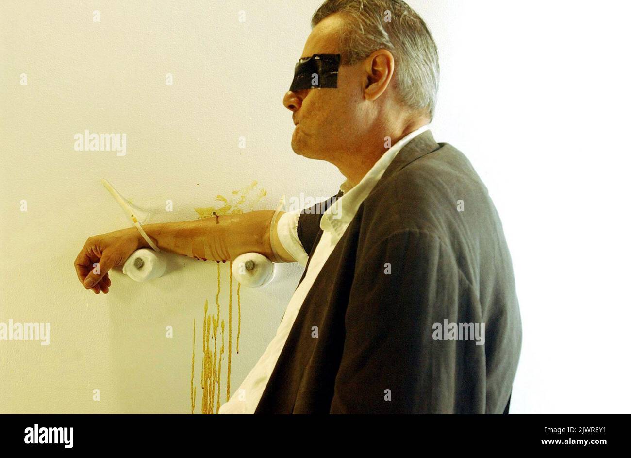 PA FOTOS / AAP - UK NUR ZUR VERWENDUNG: Künstler Mike Parr mit an die ...