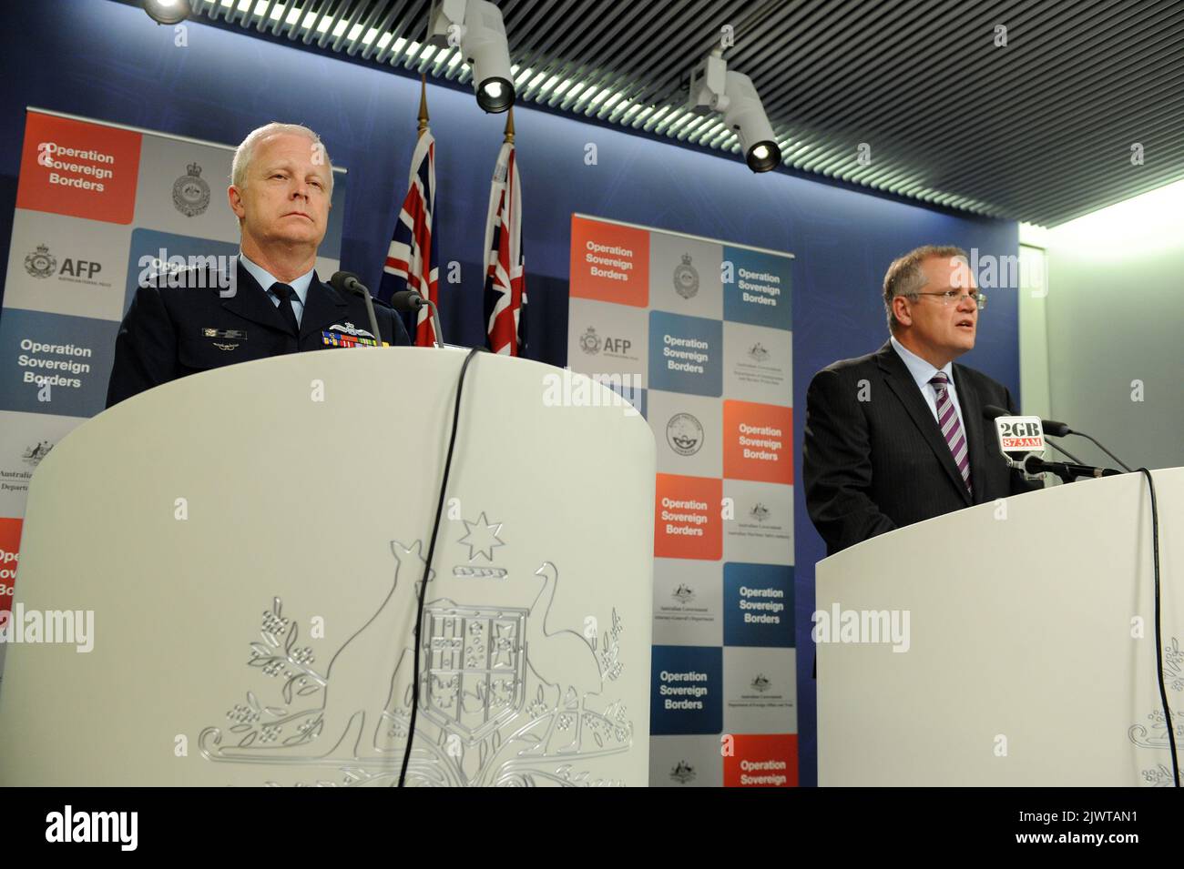 Der Minister für Einwanderung und Grenzschutz, Scott Morrison (rechts ...