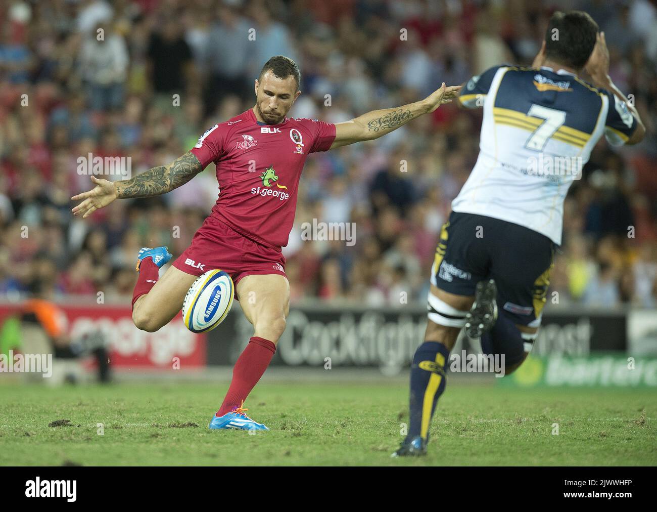 Der rote Spieler Quade Cooper tritt beim Super Rugby-Spiel der Runde 9 ...