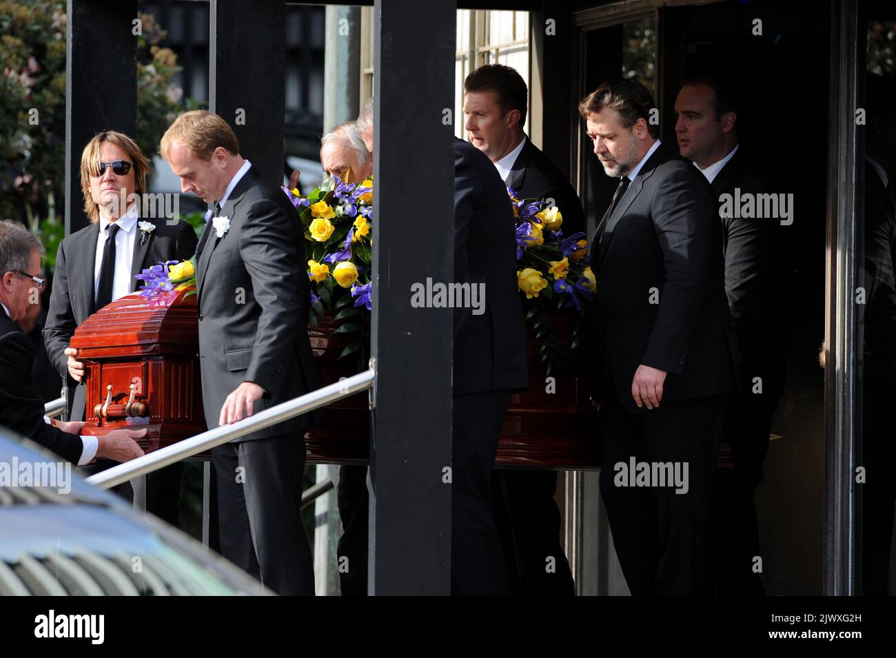 Keith Urban (L), zusammen mit Russell Crowe (2R) und Peter Overton (3 ...
