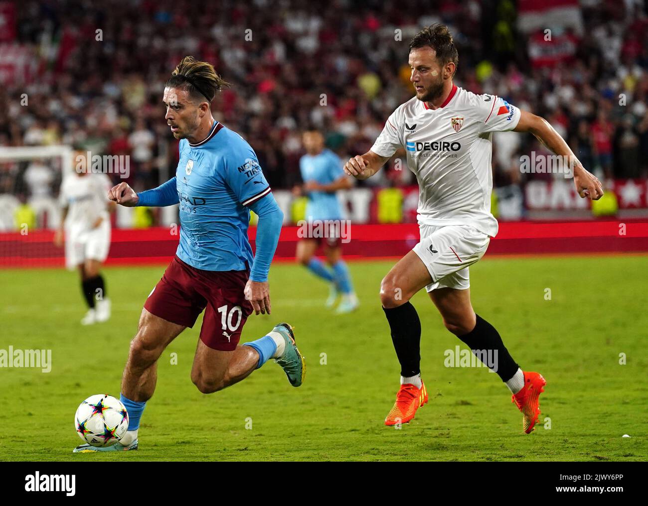 Jack Grealish von Manchester City (links) und Ivan Rakitic von Sevilla ...