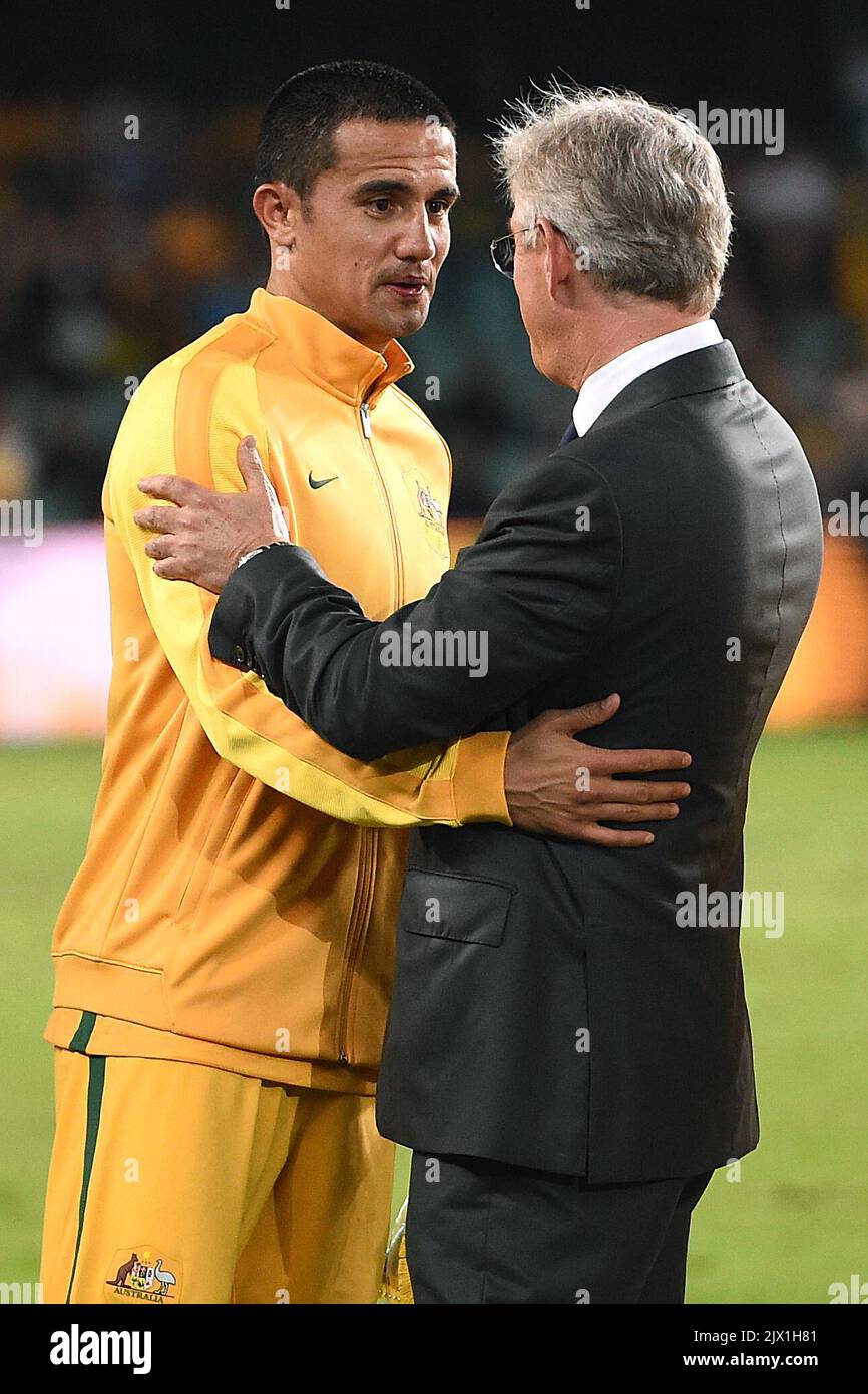 Tim Cahill aus Australien (links) begrüßt Steven Lowy, Vorsitzender des ...