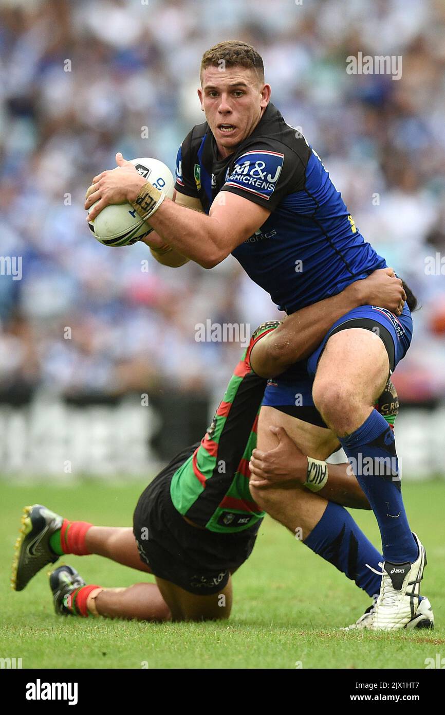 Adam Elliot von den Bulldogs wird von Hymel Hunt of the Rabbitohs ...