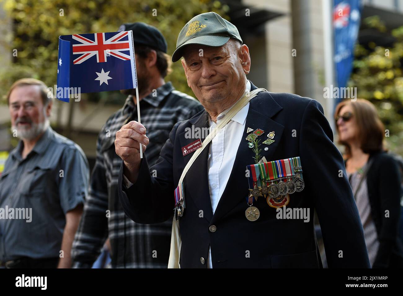 Ehemalige Militärangehörende und Frauen nehmen am Anzac Day march in Sydney, Montag, 25. April ...