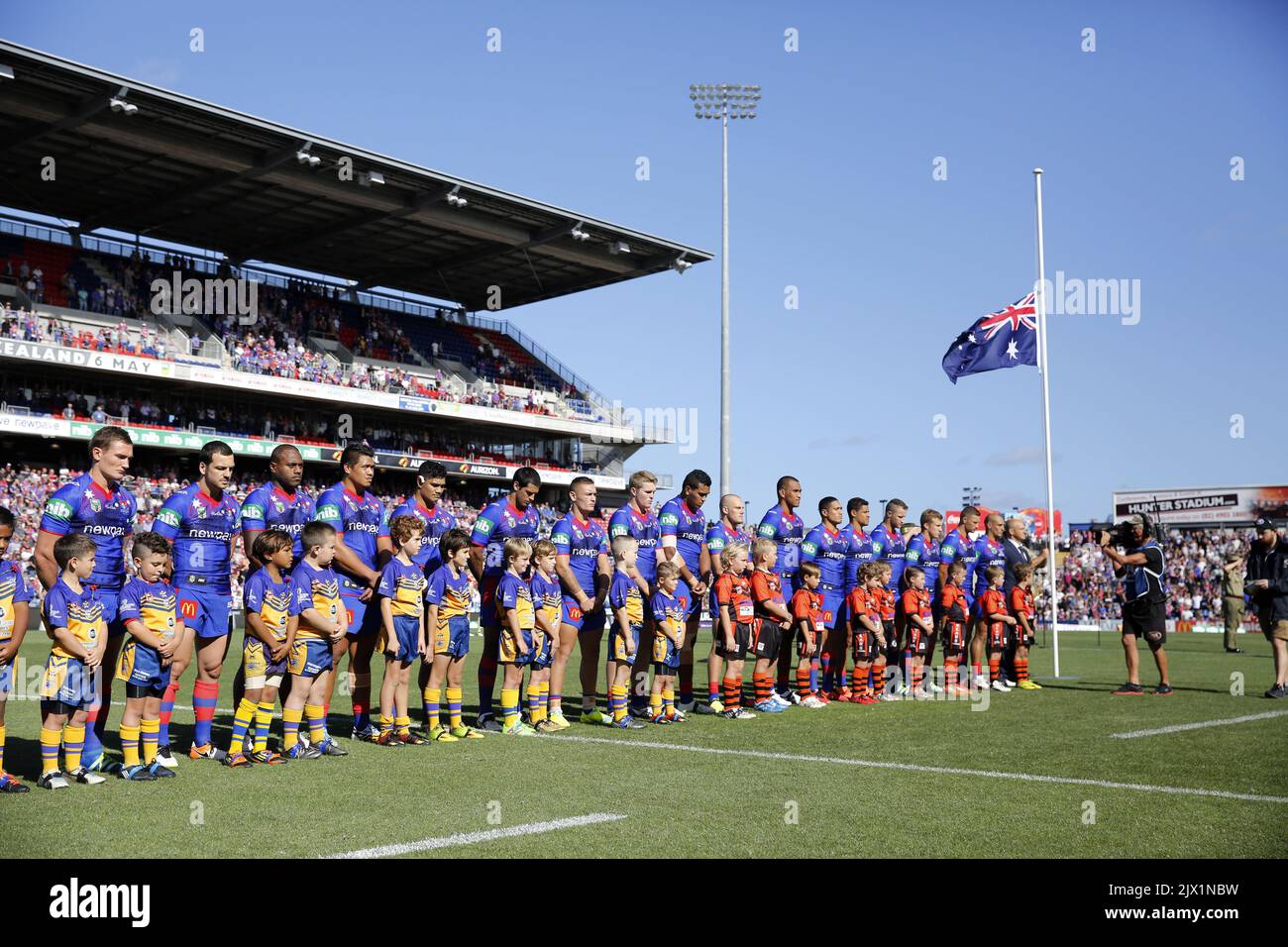 Knights Spieler nehmen an einem speziellen ANZAC Day Service vor dem ...