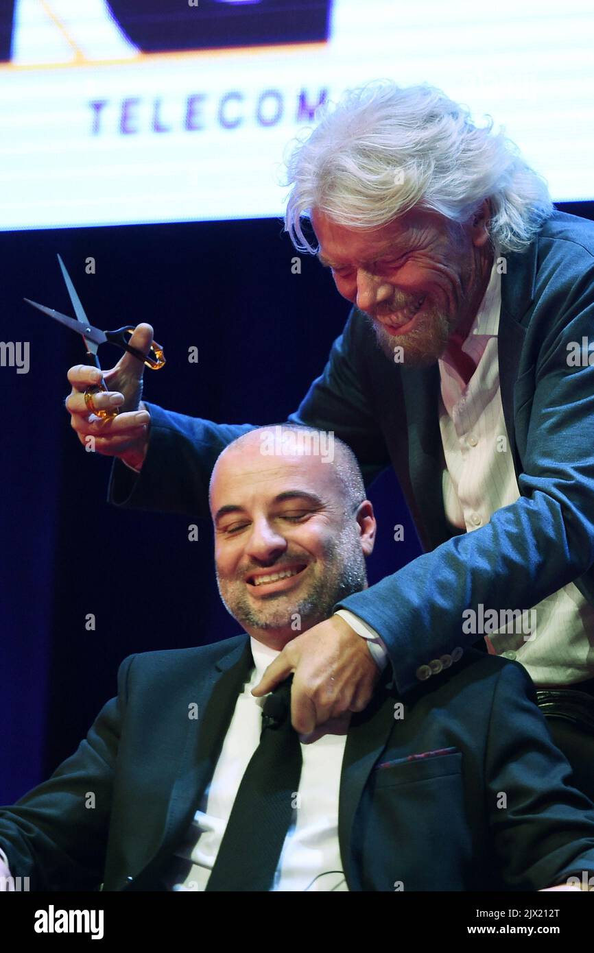 Sir Richard Branson, Gründer der Virgin Group, kürzt die Krawatte von ...