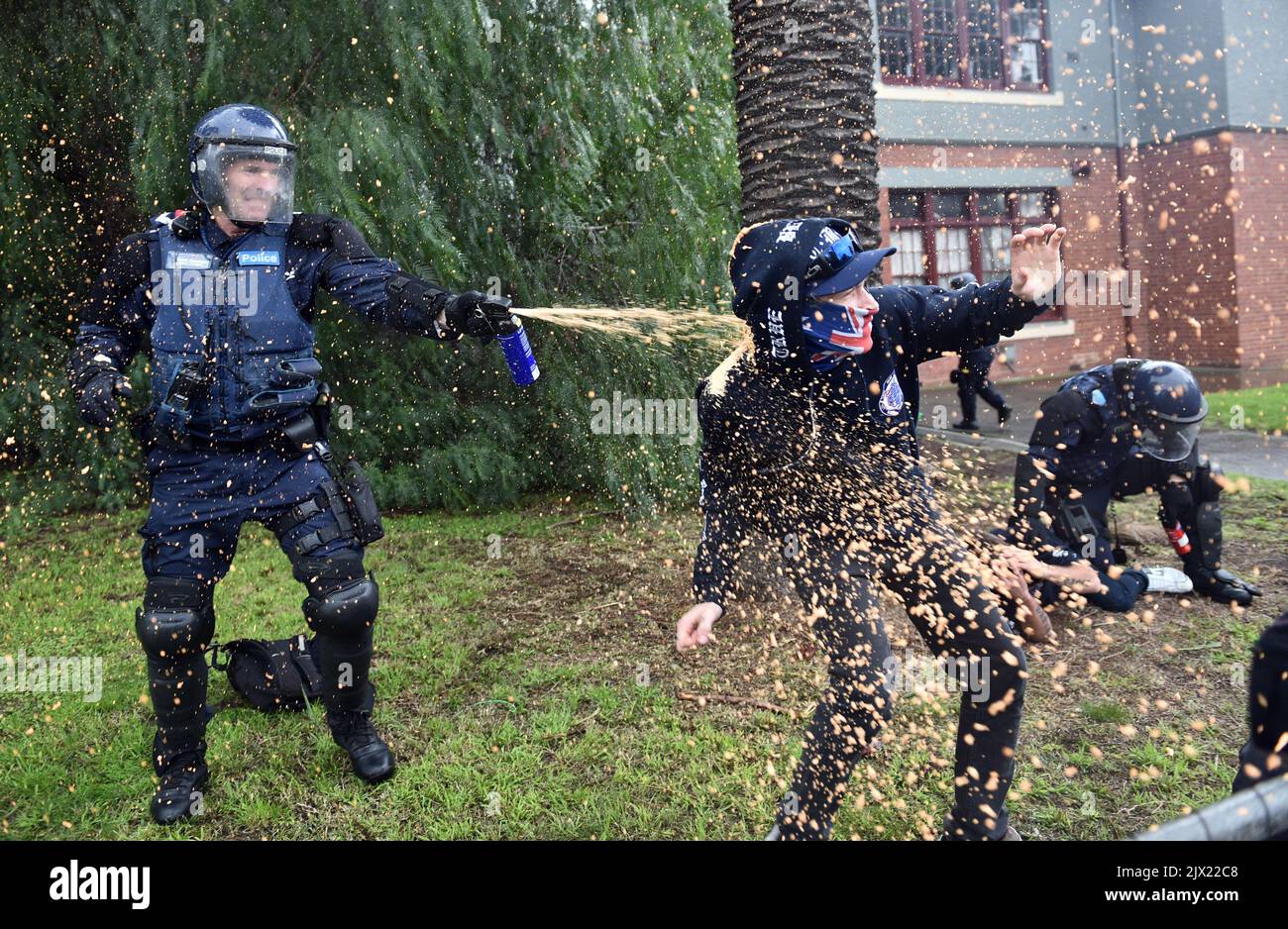 Die Polizei setzt am Samstag, den 28. Mai 2016, in Coburg in Melbourne ...