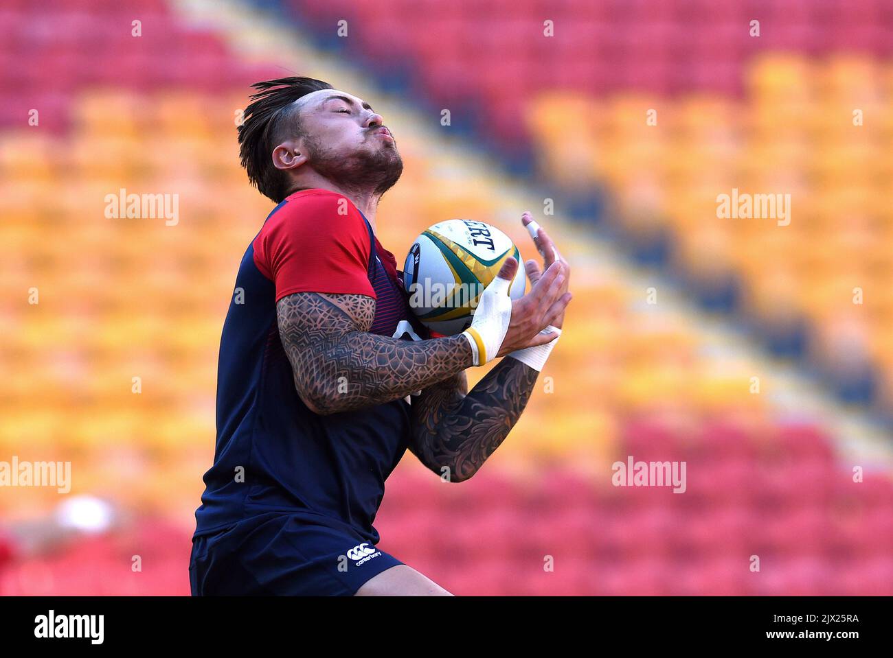 Der englische Spieler Jack Nowell fängt einen Ball beim Captain's Run ...