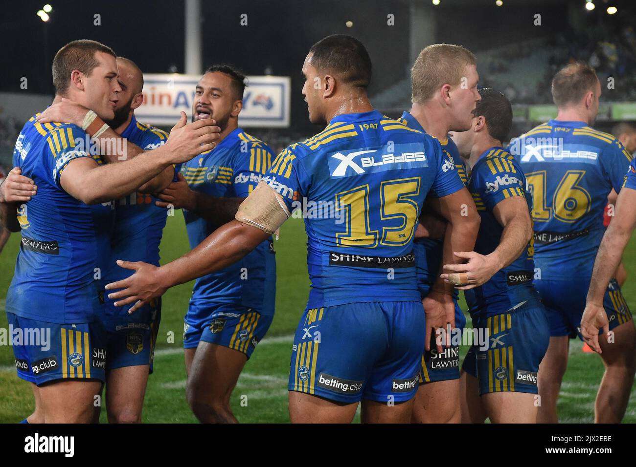 Die Eels feiern ihren Sieg über die Roosters während ihres NRL-Spiels ...