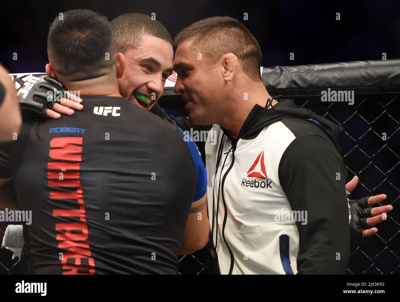 Robert Whittaker aus Australien feiert seinen Sieg gegen Derek Brunson ...