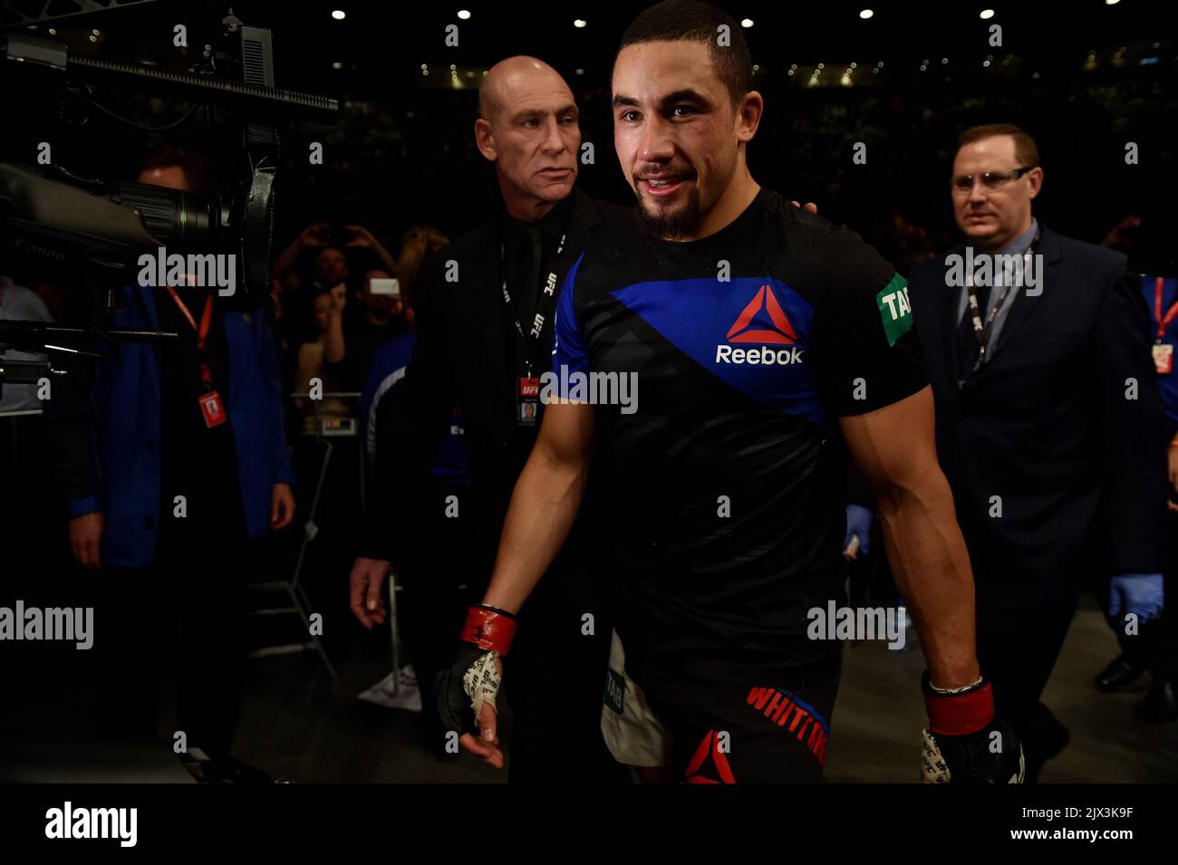 Robert Whittaker aus Australien feiert seinen Sieg gegen Derek Brunson ...