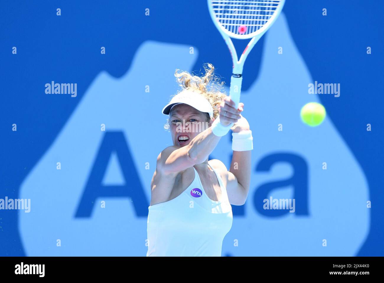 Laura Siegemund aus Deutschland gibt am Montag, den 9. Januar 2017 ...