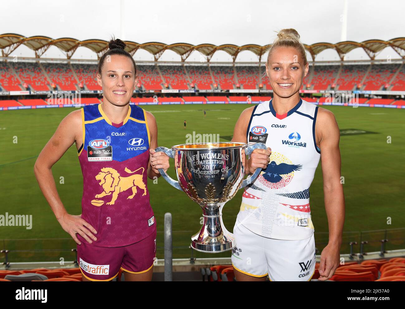 Brisbane Lions Captain Emma Zielke (links) und Adelaide Crows Captain ...