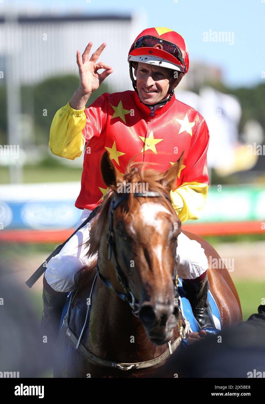 Der Jockey Hugh Bowman auf Invader zeigt, wie sie nach dem Sieg bei den ...