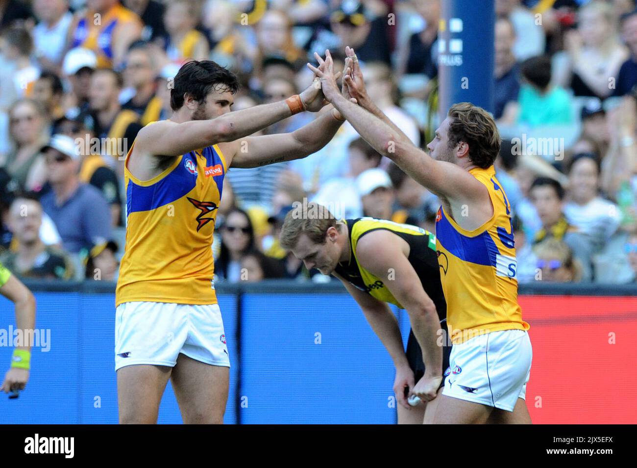 Mark Hutchings von den Eagles (rechts) wird von Josh J. Kennedy nach ...