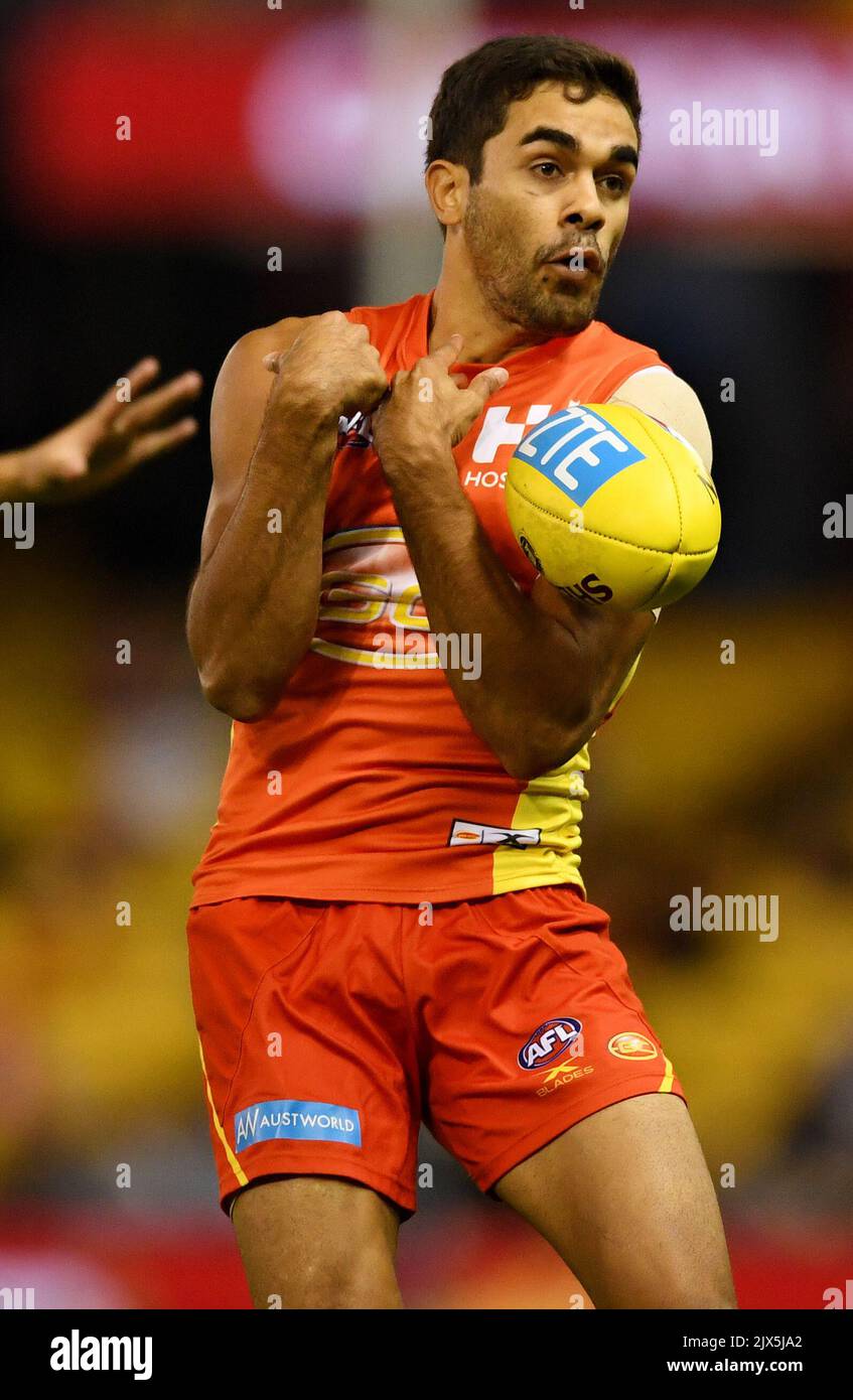 Jack Martin of the Suns nimmt sich am Samstag, den 15. April 2017, im ...