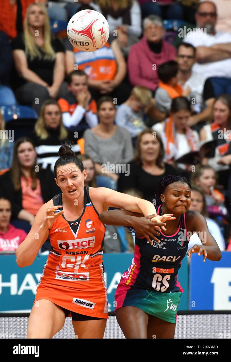 Vixens' Torschütze Mwai Kumwenda (L) bestreitet den Ball mit Giants ...