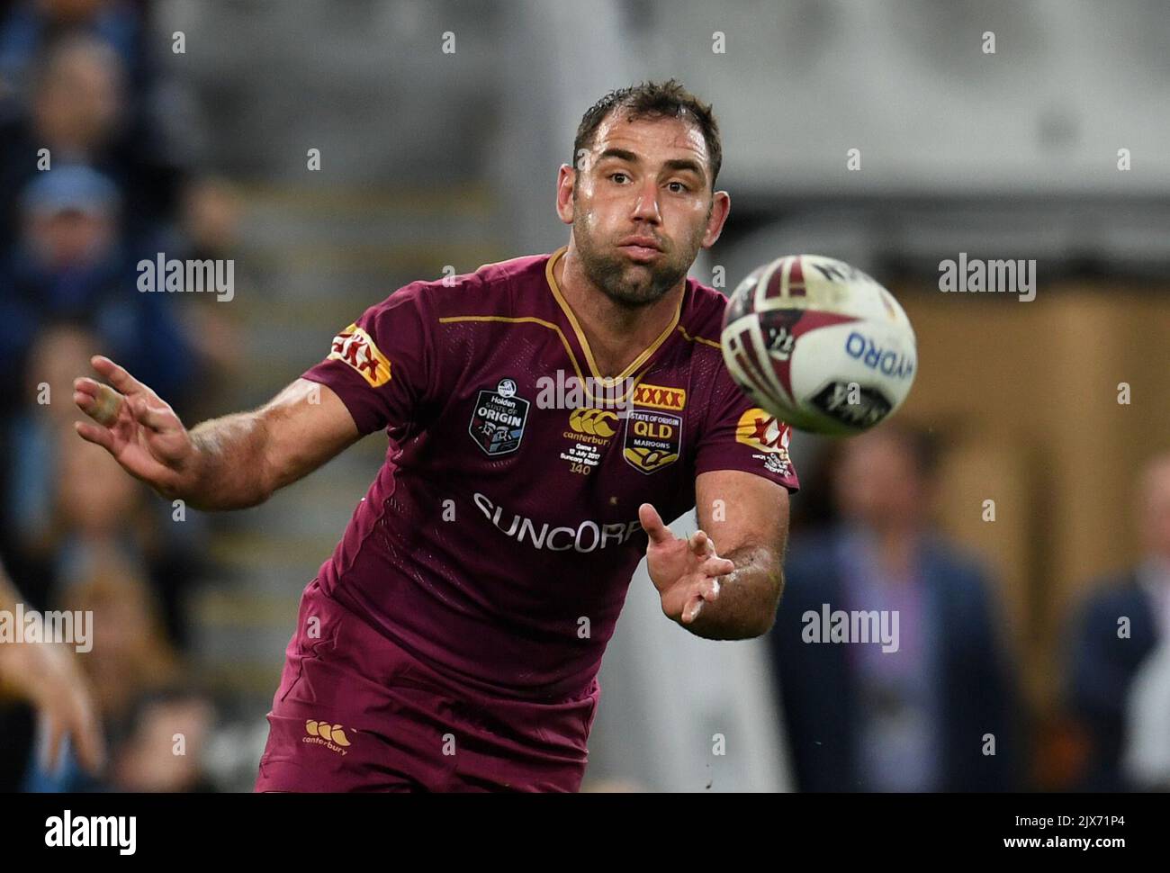 Cameron Smith von den Queensland Maroons passiert den Ball während des ...