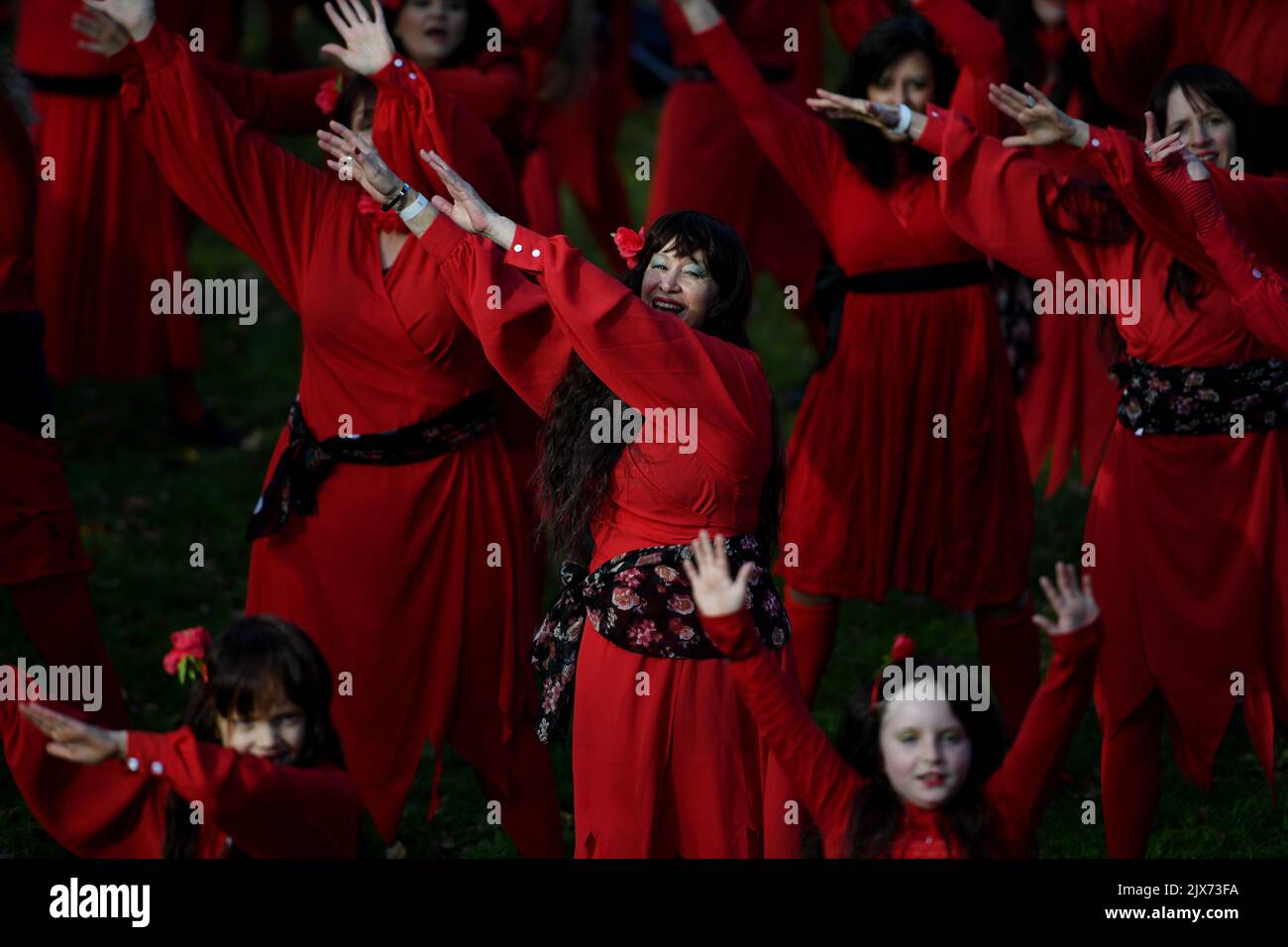 Kate Bush-Fans in rotem Tanz, während sie ihren Filmclip aus dem Song ...
