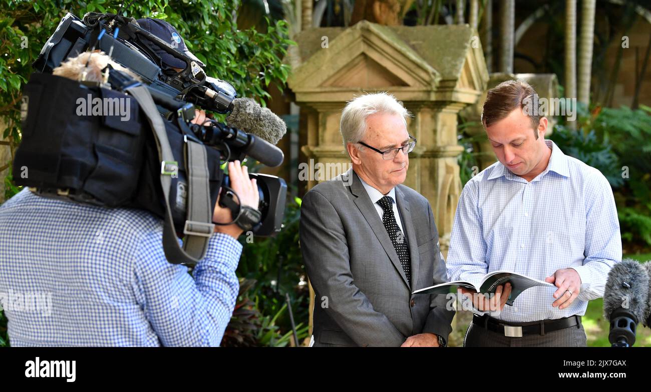 Der ehemalige Bezirksrichter Michael Forde (links) und der amtierende ...