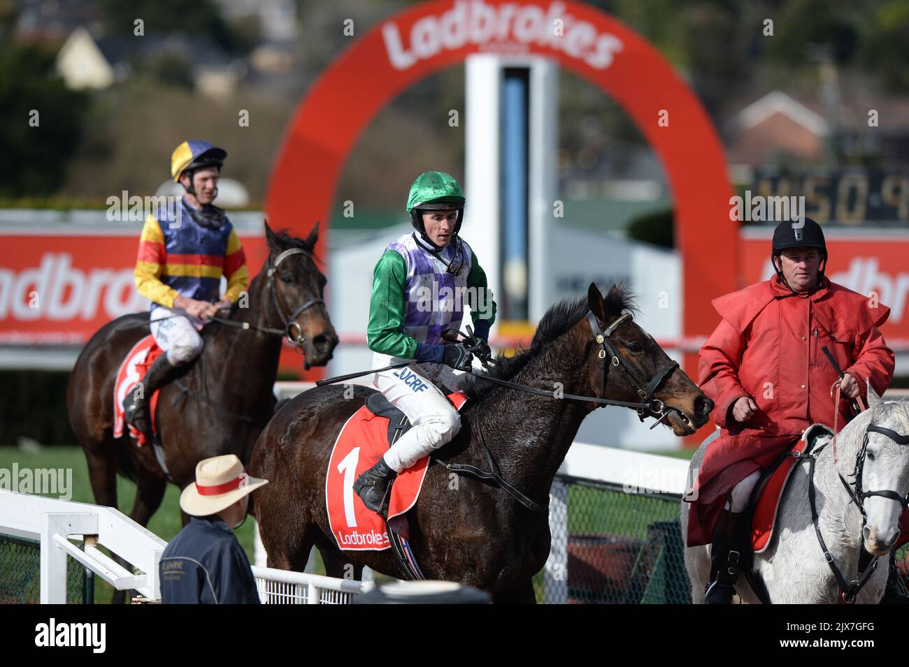 Jockey Richard Cully reitet auf Wells und gewinnt im Rennen 4 die ...