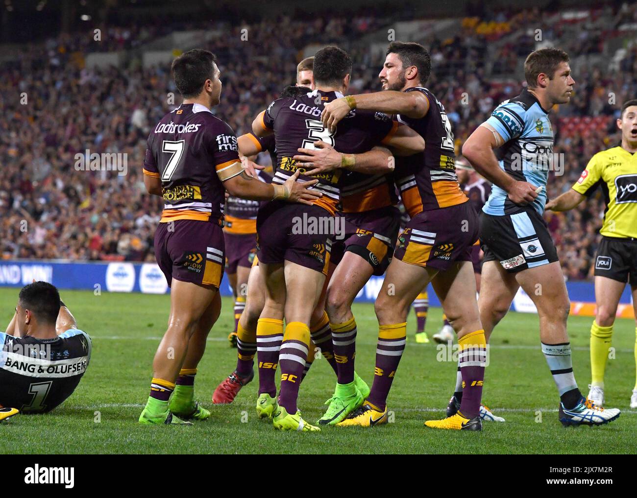 Darius Boyd von den Broncos feiert einen Versuch mit Teamkollegen ...