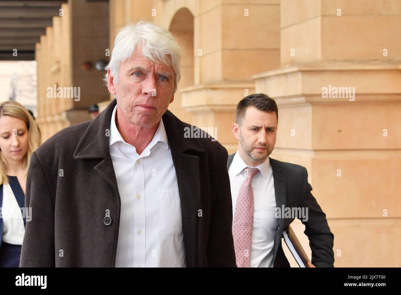 Die Staatsanwälte Tim Preston (links) und Ryan Williams verlassen am ...