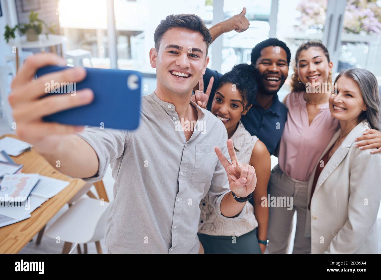 Selfie, Vielfalt und Teamarbeit mit glücklichen Geschäftsleuten, die im ...