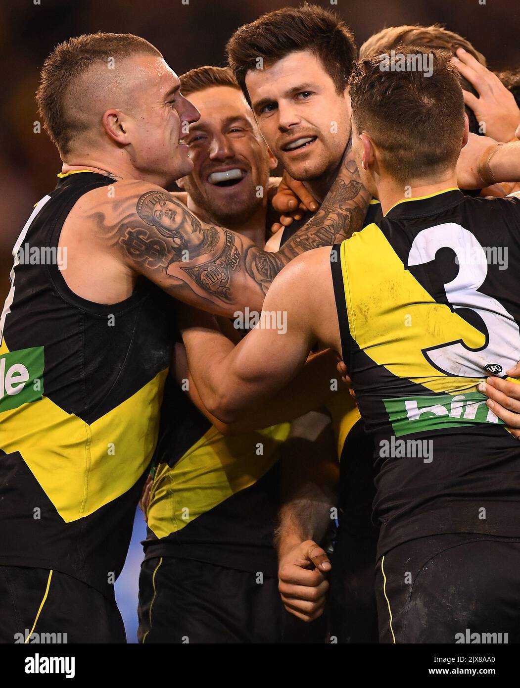 (L-R) Dustin Martin, Kane Lambert, Trent Cotchin und Dion Prestia von ...