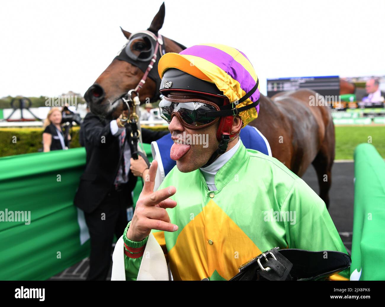 Der Jockey Michael Walker zeigt Fotografen nach dem Gewinn des Ilve ...