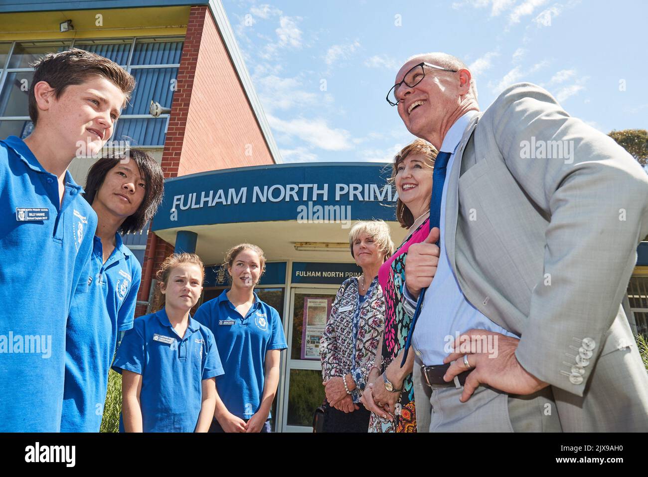 SA-Premier Jay Weatherill (rechts) trifft Studenten während einer ...