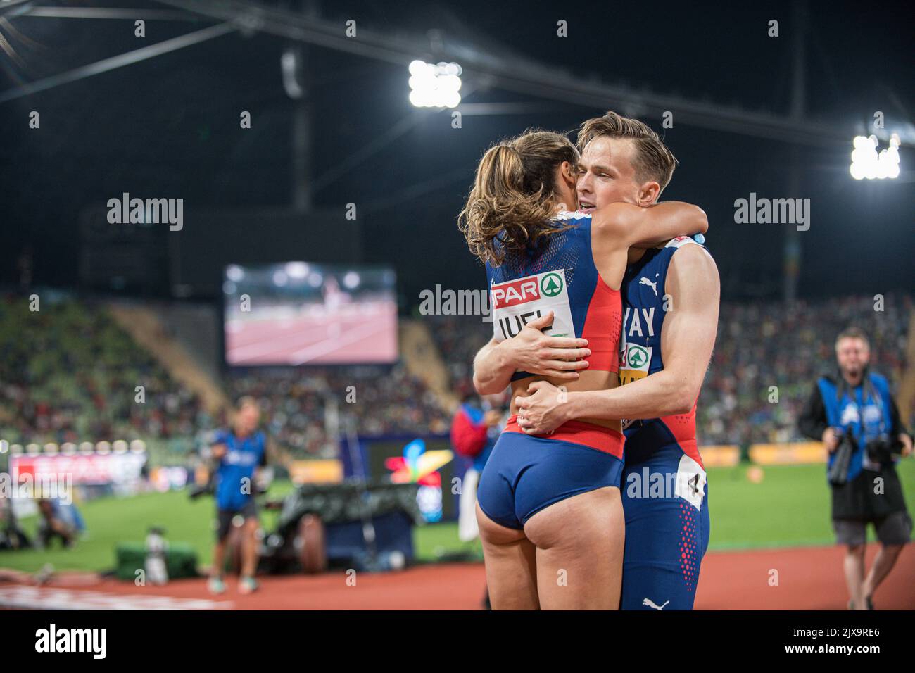Karsten Warholm umarmt seine Freundin Amelie Luel nach dem Gewinn der ...