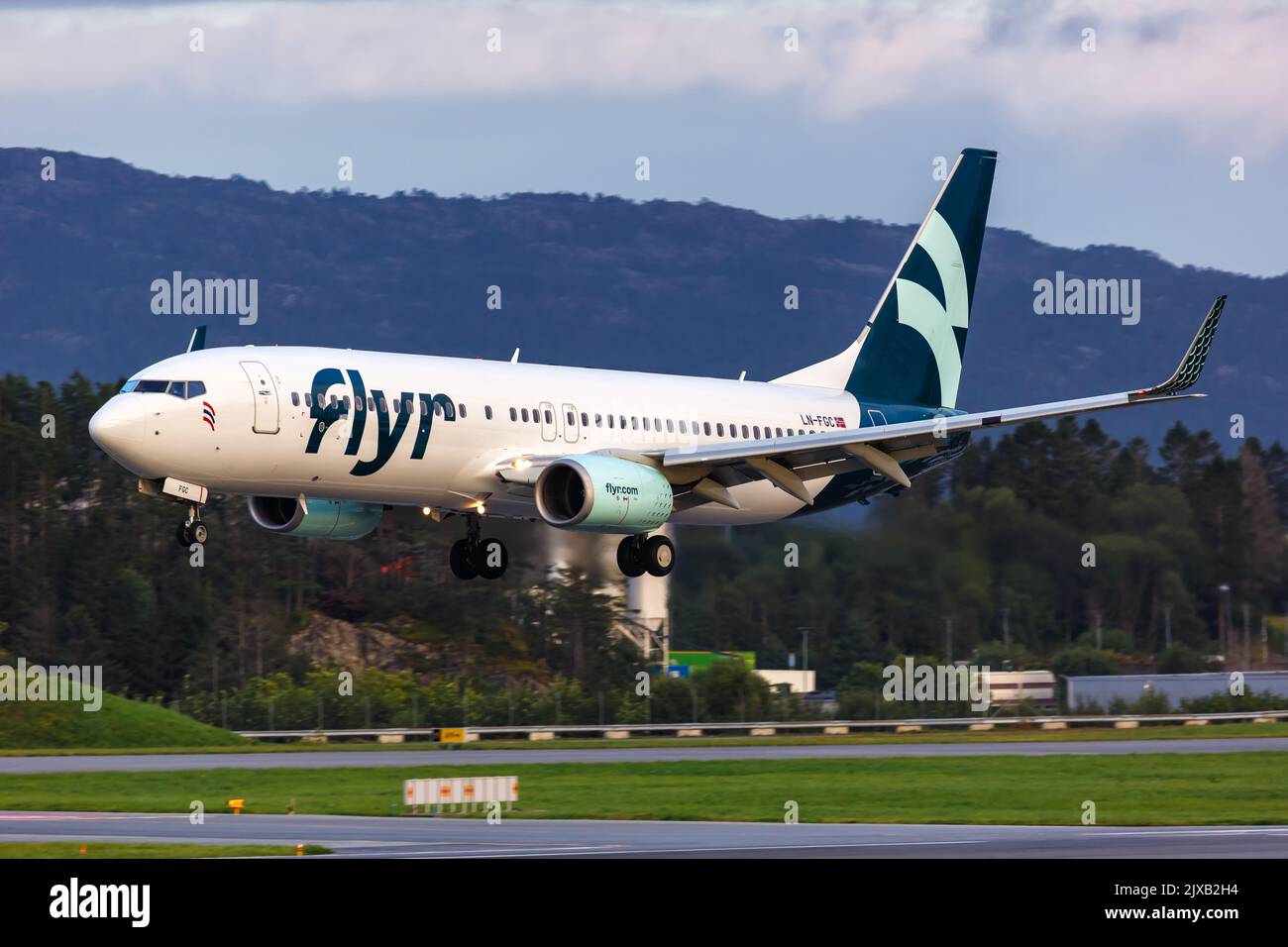Bergen, Norwegen – 17. August 2022: Flugzeug FLYR Boeing 737-800 am ...